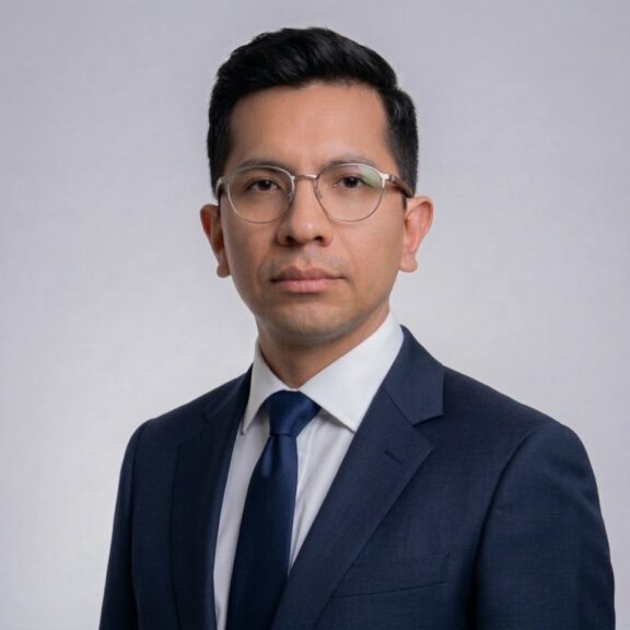 Noam López, candidato a doctor de la Escuela de Gobierno PUCP, publica ...